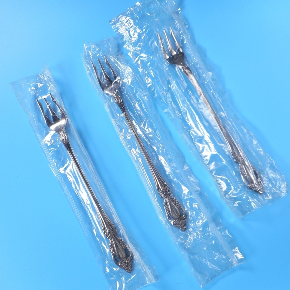 Oneida | Dining | 3 Raphael Distinction Deluxe Stainless Oneida Hh Long ...